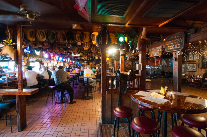 5 of the Best Country Bars in Phoenix