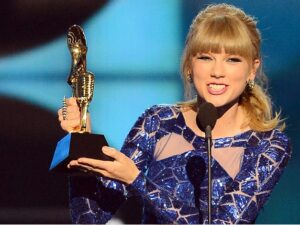 Hot to Make a Stylish Gingerbread House